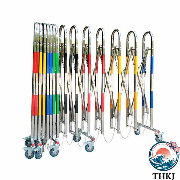 【耐久性のある素材】伸縮フェンスはステンレス製で、錆や腐食に強く、屋外環境でも長持ちします。頑丈な構造なので強風や衝撃にも安心です。 【伸縮式デザイン】保護フェンスのアコーディオンデザインにより、必要なときに素早く展開でき、使用しないときは...