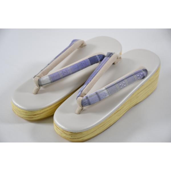 軽くて弾力性があり、風雨や紫外線に強いEVA（エチレン酢酸ビルコポリマー）素材の台を使用しています。裏にすげ口がないので水の染み込みからくる草履の痛みがありません。また底には滑りにくい加工をしているので少々の雨でも難なく歩けます。様々な方に...