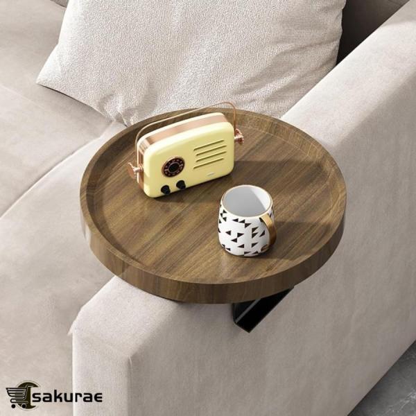 家庭の最適化：テーブル上の一般的なコンポートや食品トレイとして使用でき、ソファサイドテーブルのアームレスト、多機能ソファクランプテーブルにも使用でき、これは完璧な選択です。ソファの肘掛け形状の多用途性：添え木の開口角度のサイズを調整できるた...