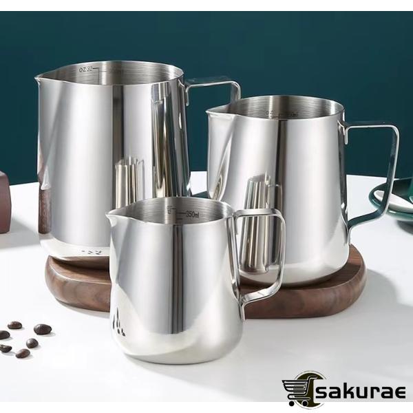 サイズ：掲載写真をご参照ください。■耐久性抜群丈夫でさびにくいステンレス素材です。ミルクの適温を手のひらで感じやすく、確認しやすいピッチャーです。■適量が一目で分かるメモリ付き別の容器で分量を計る手間がなく、これ1つでスムーズに計る、泡立て...