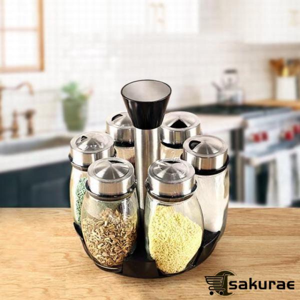 調味料を綺麗に収納することはもちろんですが上部のハンドルを回転することでスパイスラックも回転します！キッチンや食卓で簡単に必要な調味料を手に取ることができます。ボトルは6個付属しているので様々な調味料をこれ1台でまとめることもできとても便利...