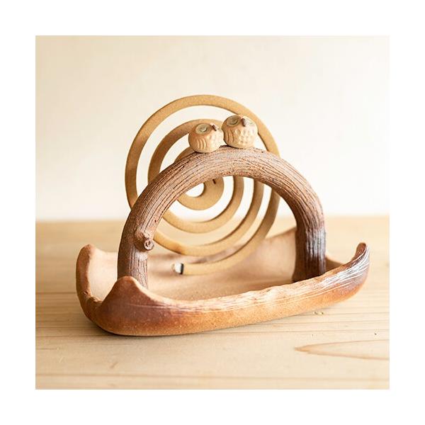 商品詳細商品名 枝乗りペアふくろう 蚊遣り器商品説明 アーチのようのカーブを描く枝に止まる、まんまるなフォルムがかわいい二匹のふくろうと、焼き物らしい やさしい色合いが特徴の蚊遣りです。線香ホルダーを付属しておりますので、お好みの蚊取り線香...