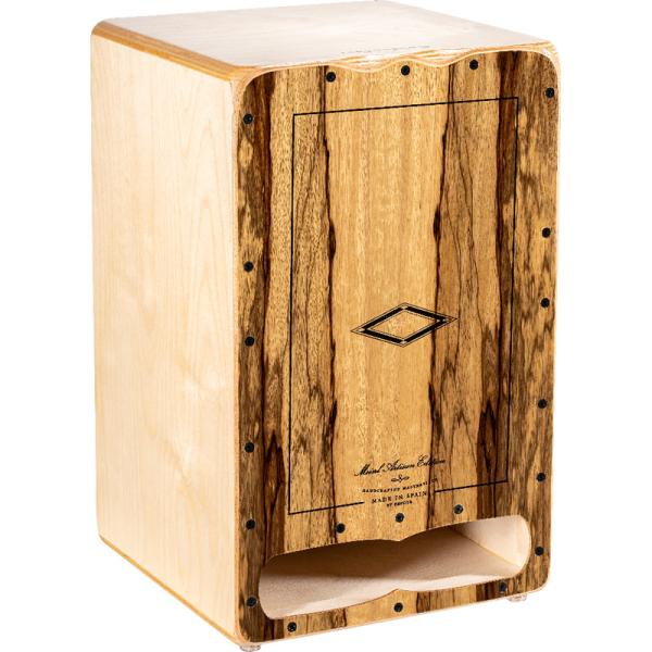 【CANTINA LINE】MEINLカホンの ARTISAN EDITION “CANTINA LINE”は、目の肥えたプレーヤーのために妥協のない職人技を駆使してスペインで手作りされています。厚さ9mm7plyのボディー材は打音に対して...