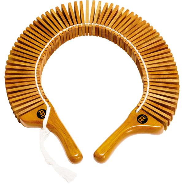 KOKIRIKO  KO1AM / AMBERコキリコは日本発祥の音響効果楽器です。ウェーブするように左右に揺らすことで非常に小気味良いガラガラ音を発します。【仕様・特徴】・人間工学に基づいた形状のハンドル・耐久性のある縄・カラー：Amber