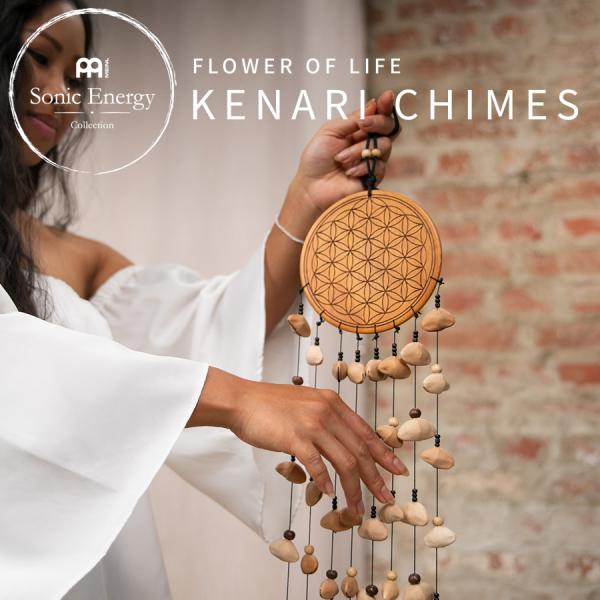 FLOWER OF LIFE KENARI CHIMES美しいフラワーオブライフデザインが施されたナチュラルチャイムです。ドリームキャッチャーに似た装飾品としても活用できます。上部にループが付いており、手に持って快適に演奏することも、吊り下...