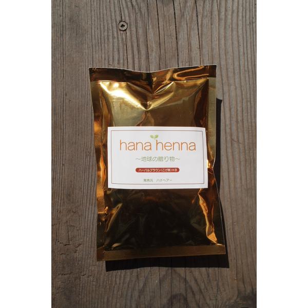 天然ヘナと天然インディゴが混ざってる商品。配合率は天然ヘナが4割、天然インディゴが6割になってます。白髪は明るめのブラウンに染まります。二度染めに比べると色落ちが早いことがあります。化学染料は含んでません。