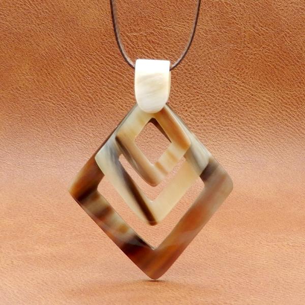 *ひしがた*diamond shape*のペンダントが入荷しました！！品良く、大人のおしゃれ感さらなる華を添えて・・・。3つの重なるモチーフの天然素材のお色も素敵です。 　・素材　　　水牛の角　・サイズ　　　モチーフ ： 約 7.0cm x...