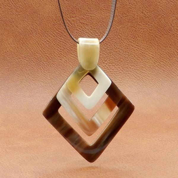 *ひしがた*diamond shape*のペンダントが入荷しました！！品良く、大人のおしゃれ感さらなる華を添えて・・・。3つの重なるモチーフの天然素材のお色も素敵です。 　・素材　　　水牛の角　・サイズ　　　モチーフ ： 約 7.0cm x...