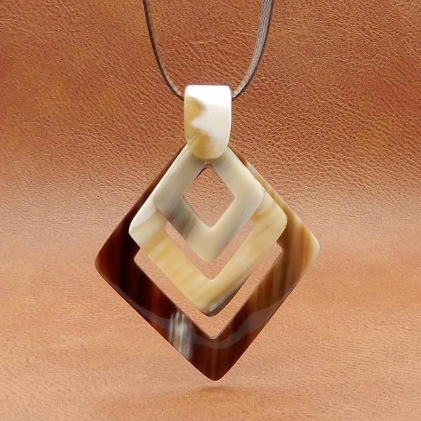 *ひしがた*diamond shape*のペンダントが入荷しました！！品良く、大人のおしゃれ感さらなる華を添えて・・・。3つの重なるモチーフの天然素材のお色も素敵です。 　・素材　　　水牛の角　・サイズ　　　モチーフ ： 約 7.0cm x...
