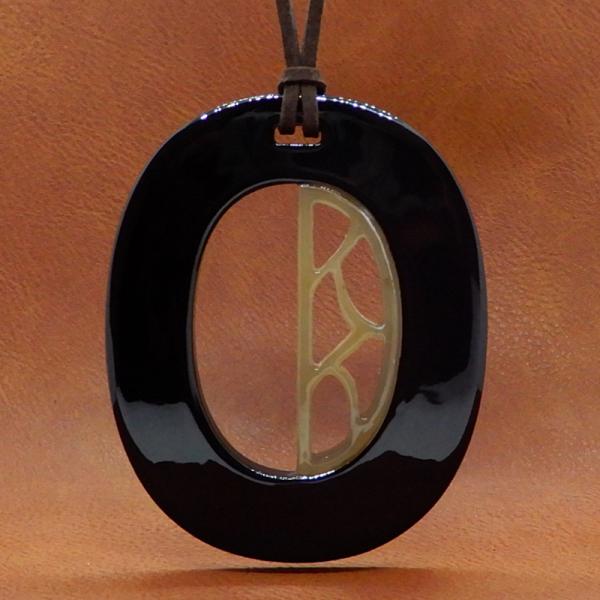 one side watermark片方だけ透かし模様のペンダントラッカー仕上げと天然色の透かし融合がとってもオシャレ存在感あるトップで大人リッチなオシャレを彩ります。モチーフの天然素材のお色も素敵ですがラッカー仕上げ部分は、天然素材の水牛...