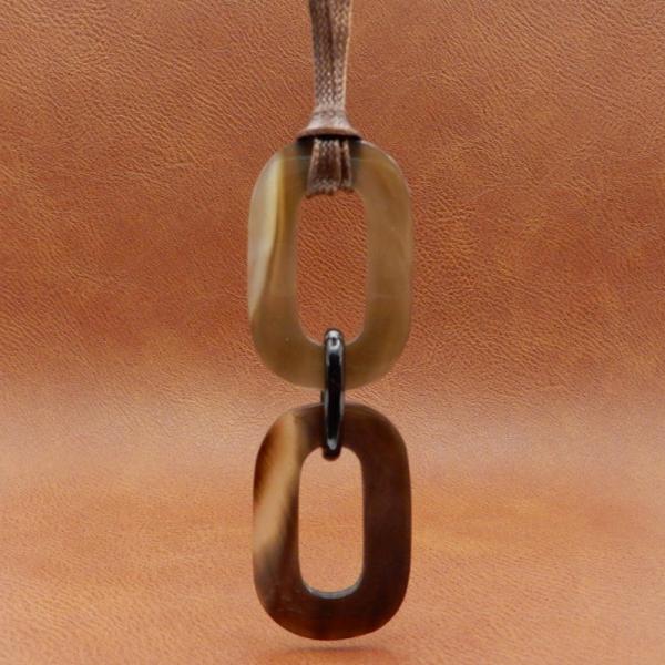 オーバル×2　two oval　のペンダントが入荷しました！！いたってシンプルおしゃれ上級者らしい小物使いに・・・。モチーフの天然素材のお色も素敵です。 　・素材　　　水牛の角　・メーカー表示サイズ　　　モチーフ ： 全長 約 9.0cm ...