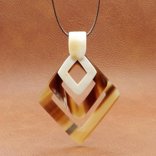 *ひしがた*diamond shape*のペンダントが入荷しました！！品良く、大人のおしゃれ感さらなる華を添えて・・・。3つの重なるモチーフの天然素材のお色も素敵です。 　・素材　　　水牛の角　・サイズ　　　モチーフ ： 約 7.0cm x...
