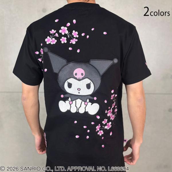 絡繰魂さんから「kuromi×絡繰魂コラボ KUROMI SAKURA半袖Tシャツ(262090)」のご紹介です。背中には、キュートなクロミの姿を刺繍しました。周囲には桜が散りばめられており、クロミとピンクの組み合わせが絶妙です。右袖にはク...