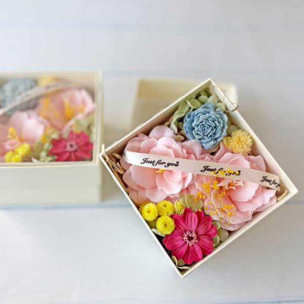 ソープフラワー＆プリザーブドフラワーのフラワーギフトBOX最近雑誌やインスタグラムなどで人気が出てきているソープフラワー。ソープフラワーとは、名前の通り「石けんで作られたお花」です。とても精巧に花びらが再現されており、一見すると本物のお花の...