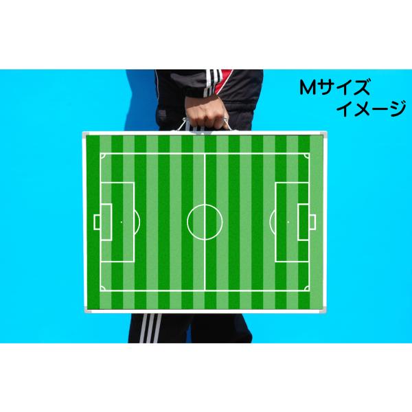 作戦ボード　サッカー◆盤面は付属マーカーペン（ホワイトボード用）で書き消しが出来ますので　細かな動きを指導できます。◆裏面のスタンドを出すことで、地面に自立させられますので　上からのぞき込まなくても座ってミーティングが出来ます。◆スタンドに...