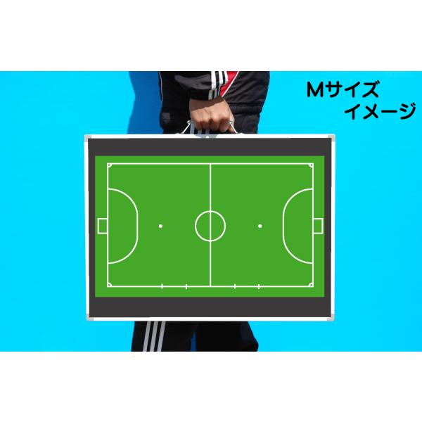 作戦ボード　フットサル◆盤面は付属マーカーペン（ホワイトボード用）で書き消しが出来ますので　細かな動きを指導できます。◆裏面のスタンドを出すことで、地面に自立させられますので　上からのぞき込まなくても座ってミーティングが出来ます。◆スタンド...