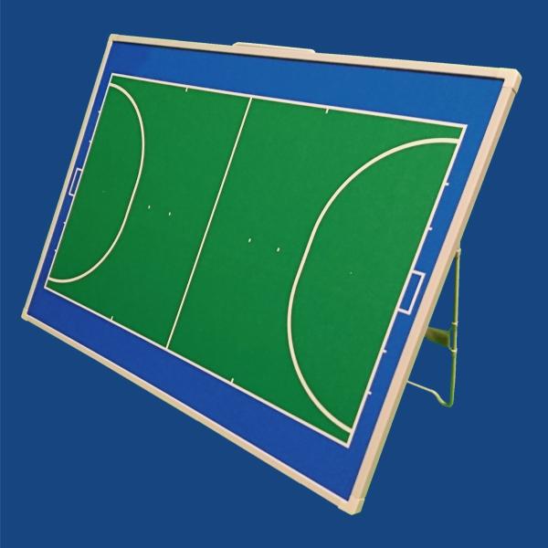 作戦ボード　フィールドホッケー◆盤面は付属マーカーペン（ホワイトボード用）で書き消しが出来ますので　細かな動きを指導できます。◆裏面のスタンドを出すことで、地面に自立させられますので　上からのぞき込まなくても座ってミーティングが出来ます。◆...