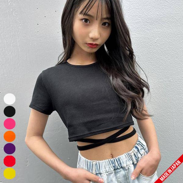 素材綿100％　40/スムース地商品説明ウエスト部分でクロスできるリボンがついているデザイン半袖Tシャツ。フロントでクロスしてカッコよく、バックスタイルはリボン結びでキュートに。1枚で甘辛ミックスが叶うトップス。シンプルながらデザイン性があ...
