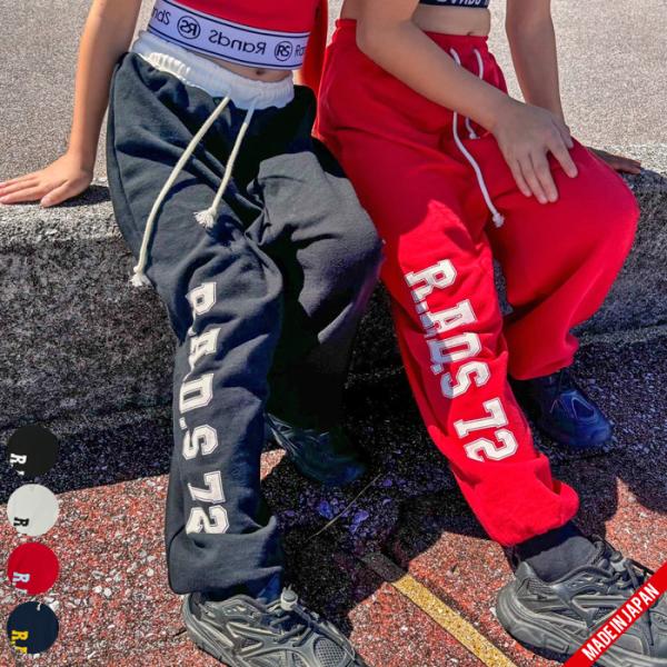 素材綿100％　40/20ミニ裏毛　淡色系はやや透けやすい。商品説明右足のR.A.D.S72のプリントロゴがインパクト大なスウェットパンツ。ホワイトとブラックはウエストがバイカラーになっており、ショート丈トップスやインスタイルにも映えるデザ...