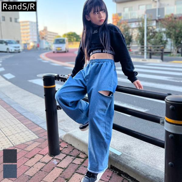 素材本体：綿95％　ポリウレタン5％商品説明両サイドにダメージカットデザインが施されているデニム風ワイドパンツ。ゆったりなシルエットとデニムより柔らかく薄手の生地で動きやすくダンスに最適。裾のカットオフデザインでユーズド感を演出。裾には、ほ...