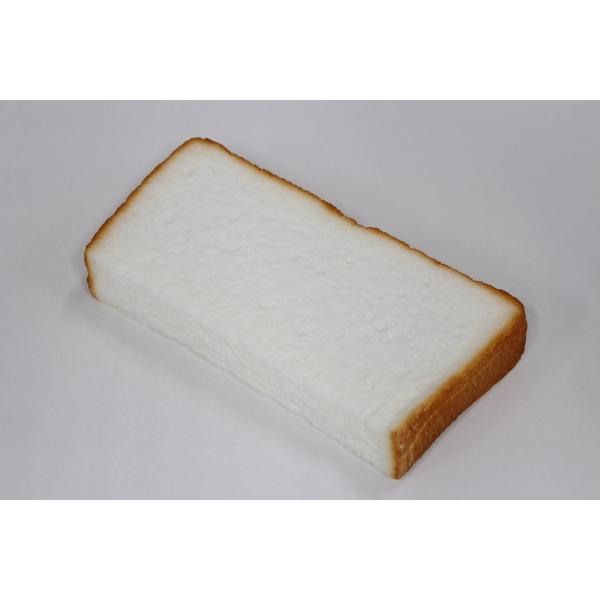 本物の分量に合わせて作った食パンの食品サンプルです。栄養指導、ダイエット、トレーニングなど様々な場面で活用できます食パン30g（79kcal）の分量がひと目で分かります栄養価シール付きです食パンサイズ　約120mm×60mm×20mm一つ一...