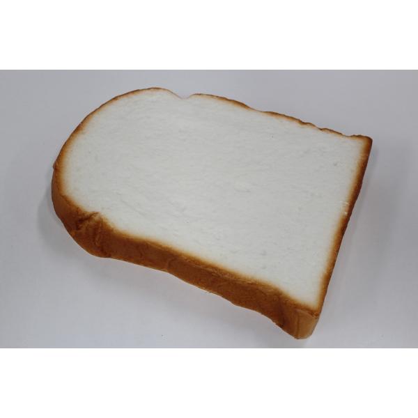 本物の分量に合わせて作った食パンの食品サンプルです。栄養指導、ダイエット、トレーニングなど様々な場面で活用できます食パン80g（211kcal）の分量がひと目で分かります栄養価シール付きです食パンサイズ　約125mm×160mm×26mm一...