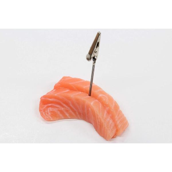 メモスタンド、写真立て、プライスカード等色々使えます。塩化ビニール製一つ一つ手作りですので着色・盛付けには個体差があります食品サンプルサイズ　約81mm×48mm×H23mm、クリップサイズ　約82mm〜85mm（食品サンプルに差し込むと約...