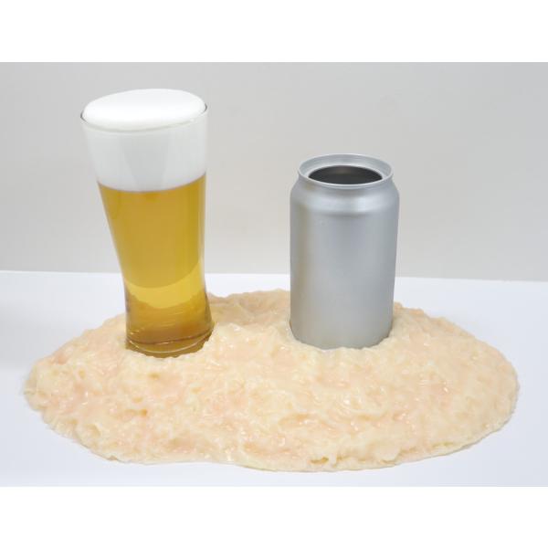 手元のビール缶を置くだけで、「美味しそう」と「脂肪を減らす機能」がひと目で分かる！機能性ビールの売場・店頭ディスプレイに最適です！機能性ビールの販売促進にお役立てください。脂肪模型(1kg)・タンブラービールの２点セット軟質ビニール樹脂製（...