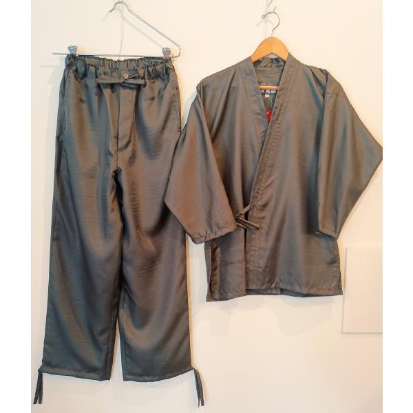 正絹紬織の様に上質なポリエステル生地を使用して拘りの作務衣を作りました。おしゃれ用としてどうぞ。●サイズ/S・M・L・2LW●素材/ポリエステル100％●生地の厚さ/やや薄地●洗濯方法/洗濯機可●上着/右前ポケット●ズボン/ウエスト総ゴム(...