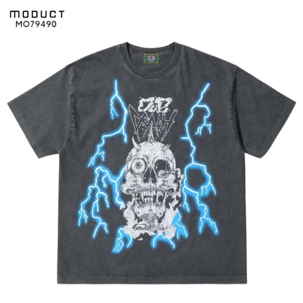 架空のメタルダブバンド「DUBDEATH」のオフィシャルＴシャツ。1980〜90年代の古着のＴシャツに見られる雷柄（アメリカンサンダー）をマイクロメッシュプリント、スカル部分はクラックプリントで古着のような風合いを表現している。30番単糸で...