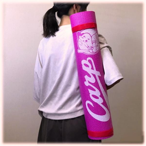 【発売日：2020年05月30日】開脚用角度目盛り付きで、やる気アップ！新しいタイプのヨガマット！カープ坊やも応援しています。カープ坊やとCARPのロゴで、「担いで差がつく！」見せたいヨガマットです。だから、ヨガマット用のカバー不要で、その...