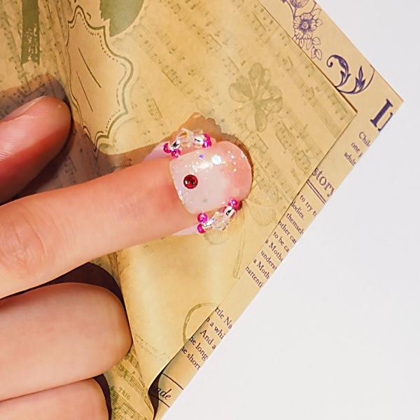 まるでネイルアート！おしゃれな指サック「メクリナ」です。サイドにあしらわれたスワロフスキービーズがキラキラ。マネのできない特許品です。【サイズ】・Ｍサイズ：約H15〜16×W12〜13ｍｍ