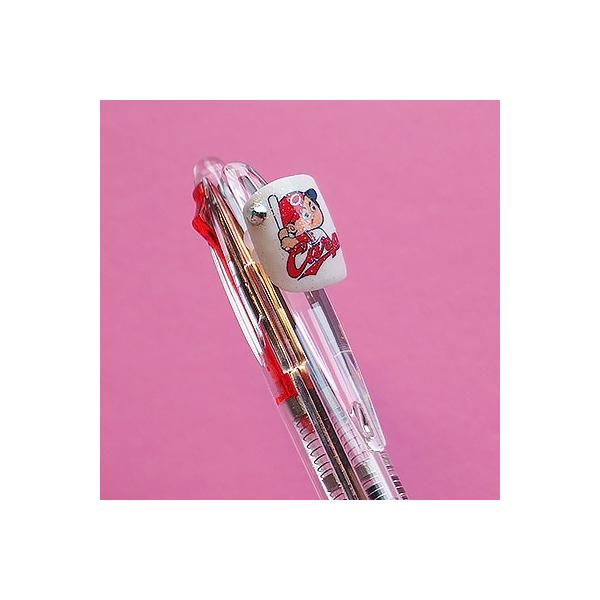 お好きなペンに取り付け自在。ペンを楽しくデコっちゃう「ペンデコ」です。ペンのクリップ部に取り付けられます。注）金属製の細いクリップの場合、ぐらつく場合があります。