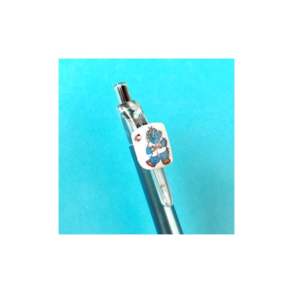 お好きなペンに取り付け自在。ペンを楽しくデコっちゃう「ペンデコ」です。ペンのクリップ部に取り付けられます。注）金属製の細いクリップの場合、ぐらつく場合があります。