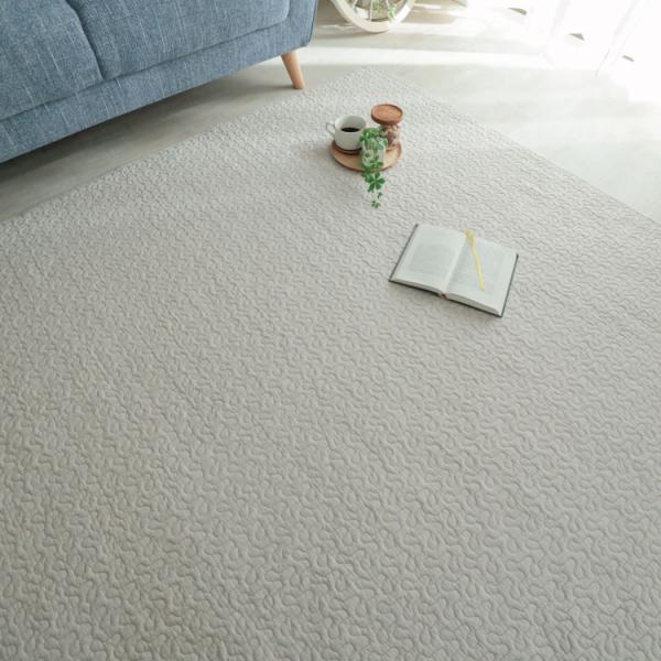 ※ご注文頂きました商品がメーカーにて欠品となりました場合は、　メールにてご連絡させて頂きます。何卒ご了承下さいませ。■洗濯機OK■スベリ止め■HOT・床暖房対応キルティング生地からできた素材は軽いのでソファカバーやお部屋のラグとして使用する...