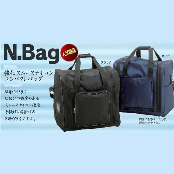 肌触りが良く、且つ強度があるスムースナイロンを使用。内側にもちょっとした収納ポケット付いてます。手提げと肩掛けの2wayタイプです。色：ブラック、ネイビー※刺繍ネームはネームタグに差し込みとなります。　ご希望の場合は、文字と字体、糸色の指定...