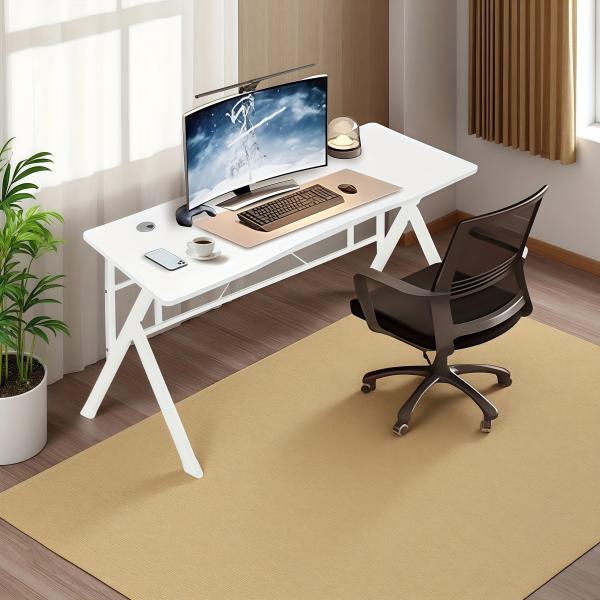 【高級感あふれるカーボンファイバー風天板】本製品の天板表面には、スタイリッシュなカーボンファイバー（炭素繊維）風デザインを採用。光の角度によって表情を変える繊細なテクスチャーが、ゲーミング空間に近未来的な雰囲気とプロフェッショナルな印象をも...