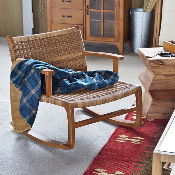 ゆらゆらと心地よく揺れるロッキングチェア。奥行きの広い座面でゆったりリラックスすることができます。PEを編み込んだ座面と背もたれは、蒸れにくく長時間座っても快適です。また、耐久性が高いのも魅力です。【サイズ】幅59×奥行65×高さ59×座面...