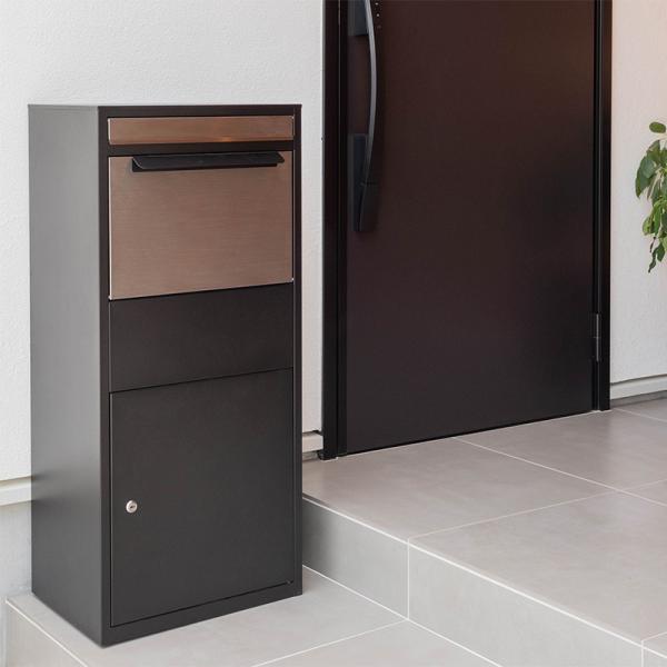 時代のニーズに合わせたスタイリッシュなデリバリーボックス。玄関に設置するだけで、小さな郵便物から大きな宅配物まで壊れず・汚れずに保管しておくことができます。鍵が付いているので、防犯面も安心です。【サイズ】W46.5×D37.5×H102.5...