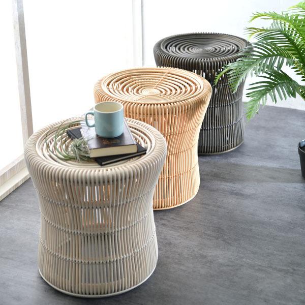 円形のラタンフレームが美しいスツール。繊細な表情ながら、職人による丈夫な作りで長くお使いいただけます。透け感がある軽やかなデザインで、圧迫感がなくお部屋に馴染みます。籐製なので、軽くて持ち運びが楽々。脱衣所はもちろん、キッチンやリビング、玄...