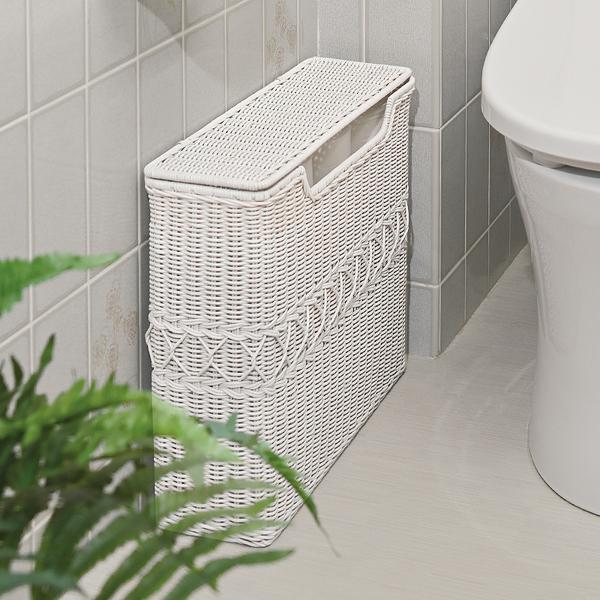 トイレでもオシャレに可愛く収納。スリムタイプで、設置に場所を取りません。トイレットペーパーがちょうど12個入るサイズ。内布付きなので中身が傷つきにくく、ひっかかりなく収納できます。全面に天然素材の籐（ラタン）を手作りで編みこんだ贅沢なつくり...