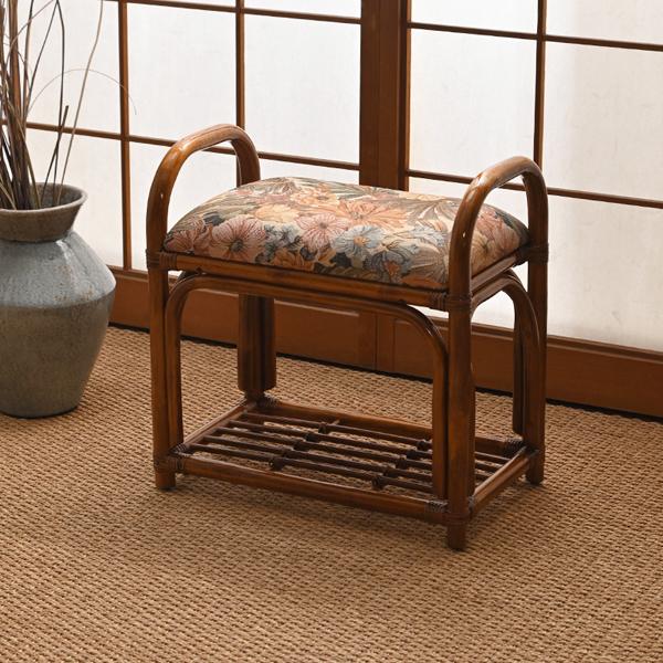 軽くしなやかで丈夫なラタン（籐）を使用した高座椅子。立ち座りの際に便利な持ち手付きで、立ち座りの際の負担を軽減します。熟練職人が手間隙をかけてひとつひとつ丁寧に手編みによって作られています。日本の家屋に馴染むクラシックなデザインの中に、プラ...