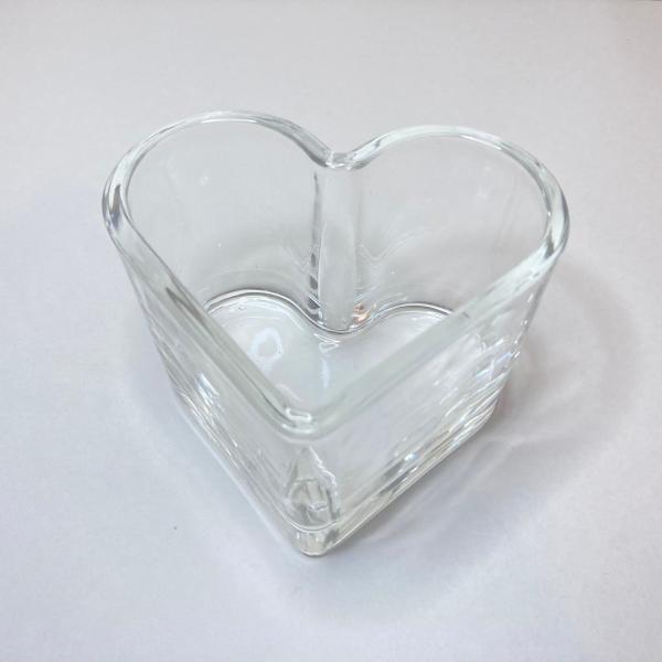 ハート型ガラス容器 ５個セットホコリ防止シール５枚ハート型のガラス容器深さもあり、デザインもかわいくキャンドル作りに適した人気の商品です！サイズ：高さ70×幅100×奥行85（単位ｍｍ）個　数：５個厚　み：５ｍｍカラー：クリア　