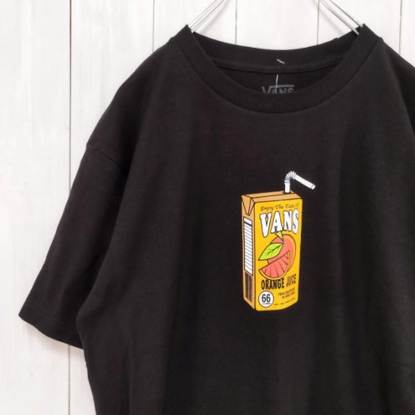 胸にアメリカらしい紙パックのオレンジ・ジュースのグラフィックTシャツです。●カラーブラック●サイズS：身幅 47cm　肩幅 44cm　着丈 67cm　袖丈 19cmM：身幅 52cm　肩幅 47cm　着丈 72cm　袖丈 21cmL：身幅 ...