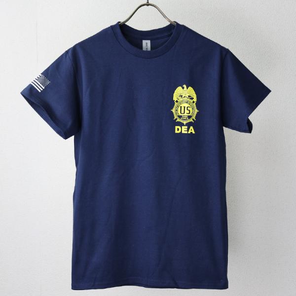 アメリカ合衆国司法省に属する警察機関の一つ、麻薬取締局（Drug Enforcement Administration：DEA）のマークやロゴをプリント。左胸にDEAのマーク、左袖にはミラーデザインの星条旗、バックに大きなロゴの3点プリント...