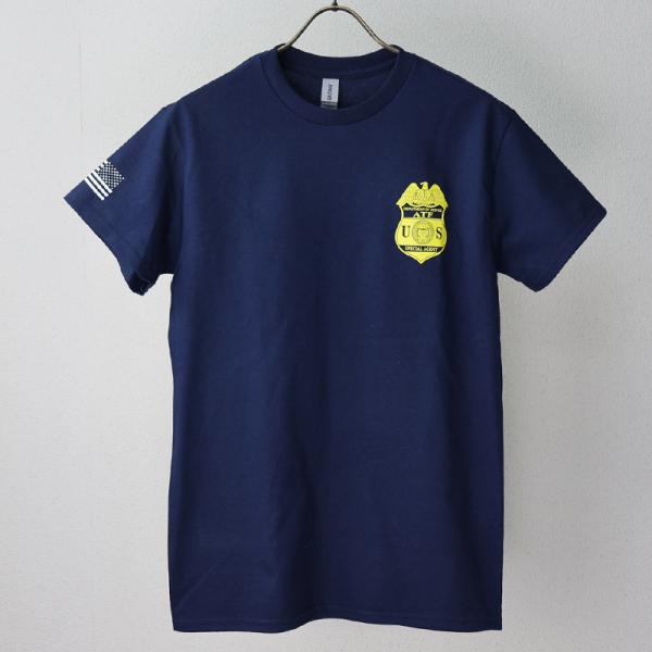 アメリカ合衆国司法省に属する取締機関、アルコール・タバコ・火器及び爆発物取締局(ATF)のマークやロゴをプリント。左胸には身分証明のバッチにも採用されているマーク、左袖にはミラーデザインの星条旗、バックに大きなロゴの3点プリントです。そのプ...