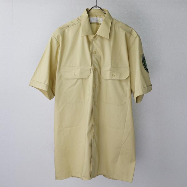 《実物・新品》ドイツ警察(Polizei)の旧タイプのシャツです。現在はこのイエローでなくブルーに移行しています。ドイツ警察は制服類は全州同じもので(ベルリンを除く)、所属地の州のマークを付けています。こちらはノルトライン-ヴェストファーレ...