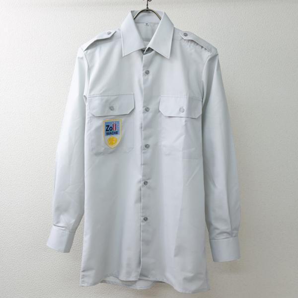 オーストリア税関の襟台がある勤務用シャツ。生地はやや薄手で柔らかな着心地です。軍用のシャツ同様、両胸のフラップ付きポケットや肩のエポレットがあります。カフスのボタンは1つ、左胸には税関(Zoll)のワッペンが縫い付けられています。カラー: ...