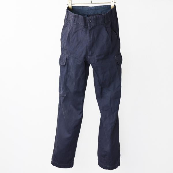 《実物・USED(良上品)》※着用感はかなり見られますが、使用には問題ないレベルですドイツ連邦海軍の甲板での作業用に生産されたパンツ。対のジャケットの放出品はよく見られますが、パンツは大変珍しいアイテムです。スタイルはドイツ連邦軍が採用して...