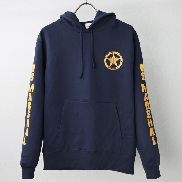 左胸にはマーク、両袖と背面にUS MARSHALロゴの4点プリント。パーカーはCAB CLOTHING社製。・10.00オンス・プルオーバータイプ・裏はパイル地素材: 綿 100％ 裏パイル ※フードひもは丸ひも身頃同色